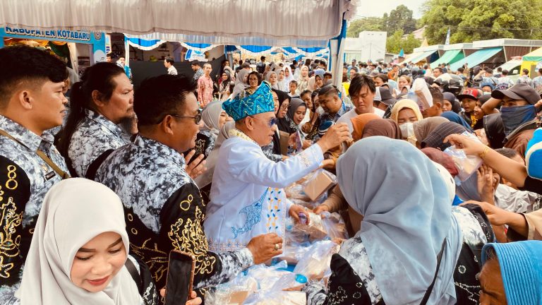 Jamuan Massal Meriahkan Harjad ke-75 Kabupaten Kotabaru - Media Center Pemkab Kotabaru